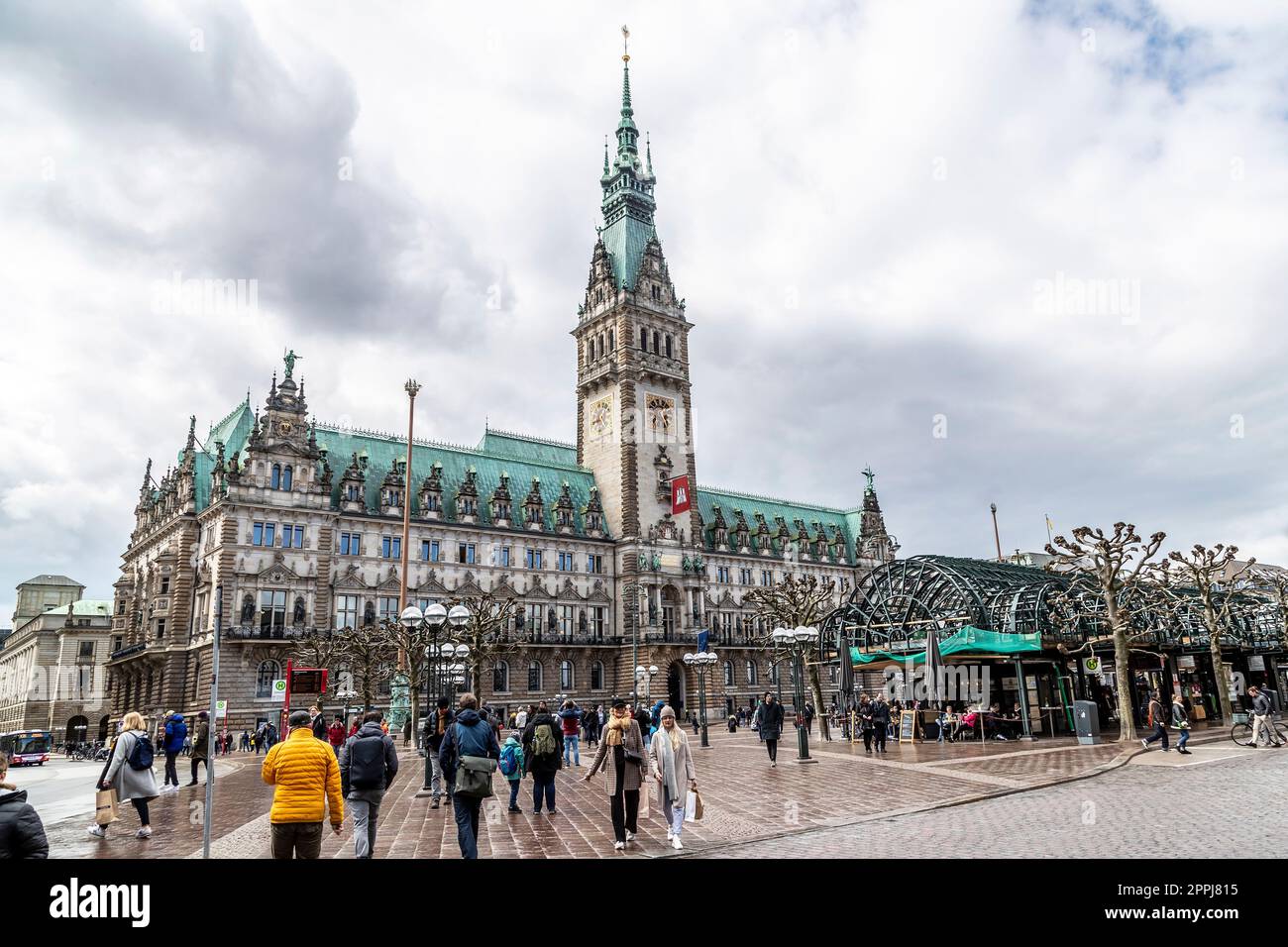 Town Hall Market (Rathausmarkt) square with the Town Hall in Hamburg ...