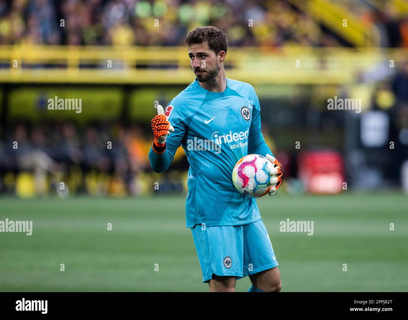 Dortmund, SignaI Iduna Park, 22.04.23: Torwart Kevin Trapp (Frankfurt), daumen hoch beim Spiel ...