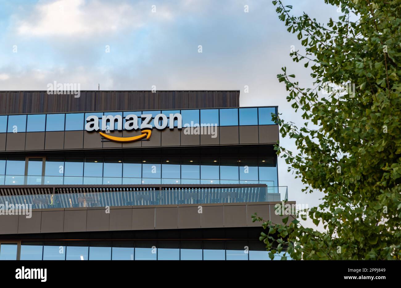 Amazon logo office building hi-res stock photography and images - Alamy