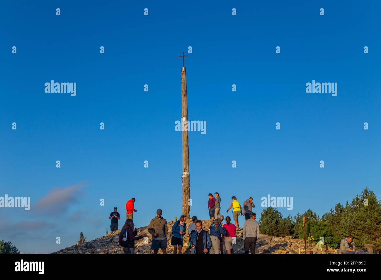 Pilgrims next to the iron cross called cruz de Hierro Stock Photo - Alamy