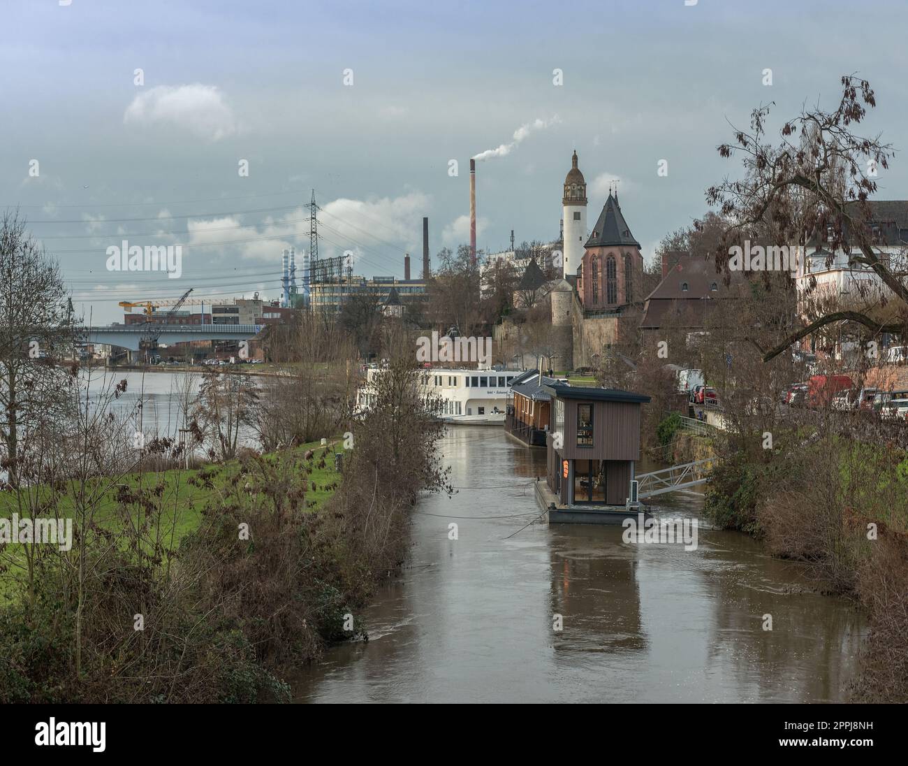 Houseboat at the confluence of the Nidda and Main River Stock Photo - Alamy