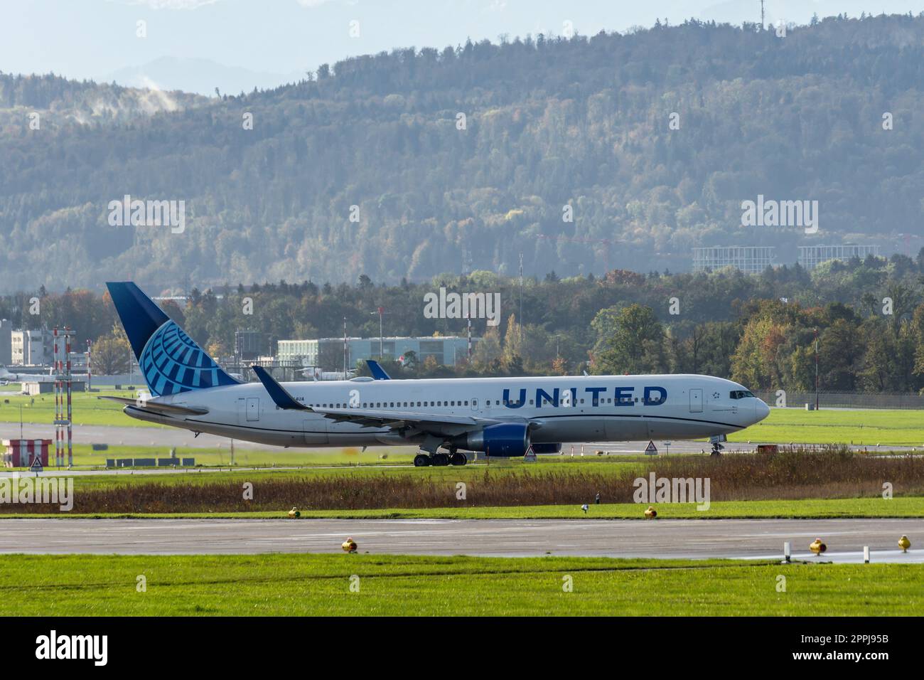 Plane Boeing 767-322(ER) of United Airlines preparing for take off at ...