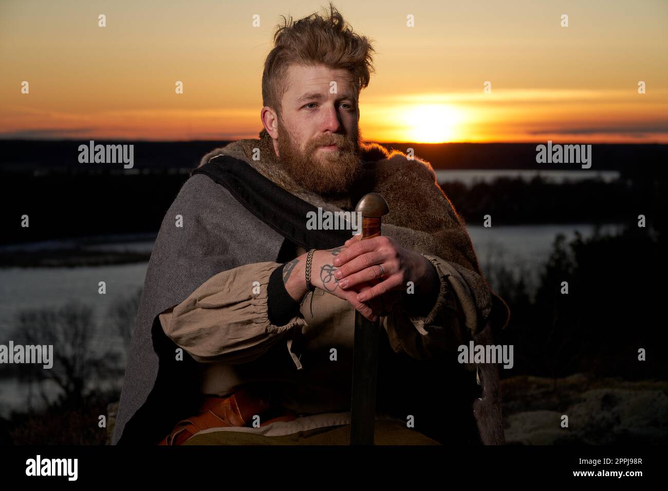 Man holding sword hi-res stock photography and images - Alamy