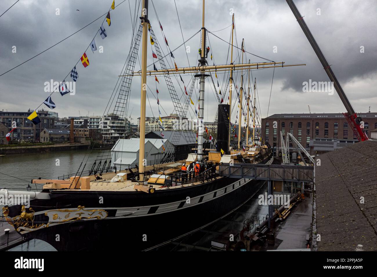 Engineers scale Brunel's SS Great Britain's mast number 2 as they work ...