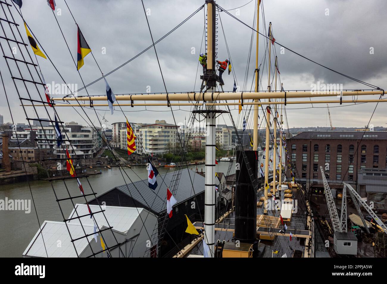 Engineers scale Brunel's SS Great Britain's mast number 2 as they work ...