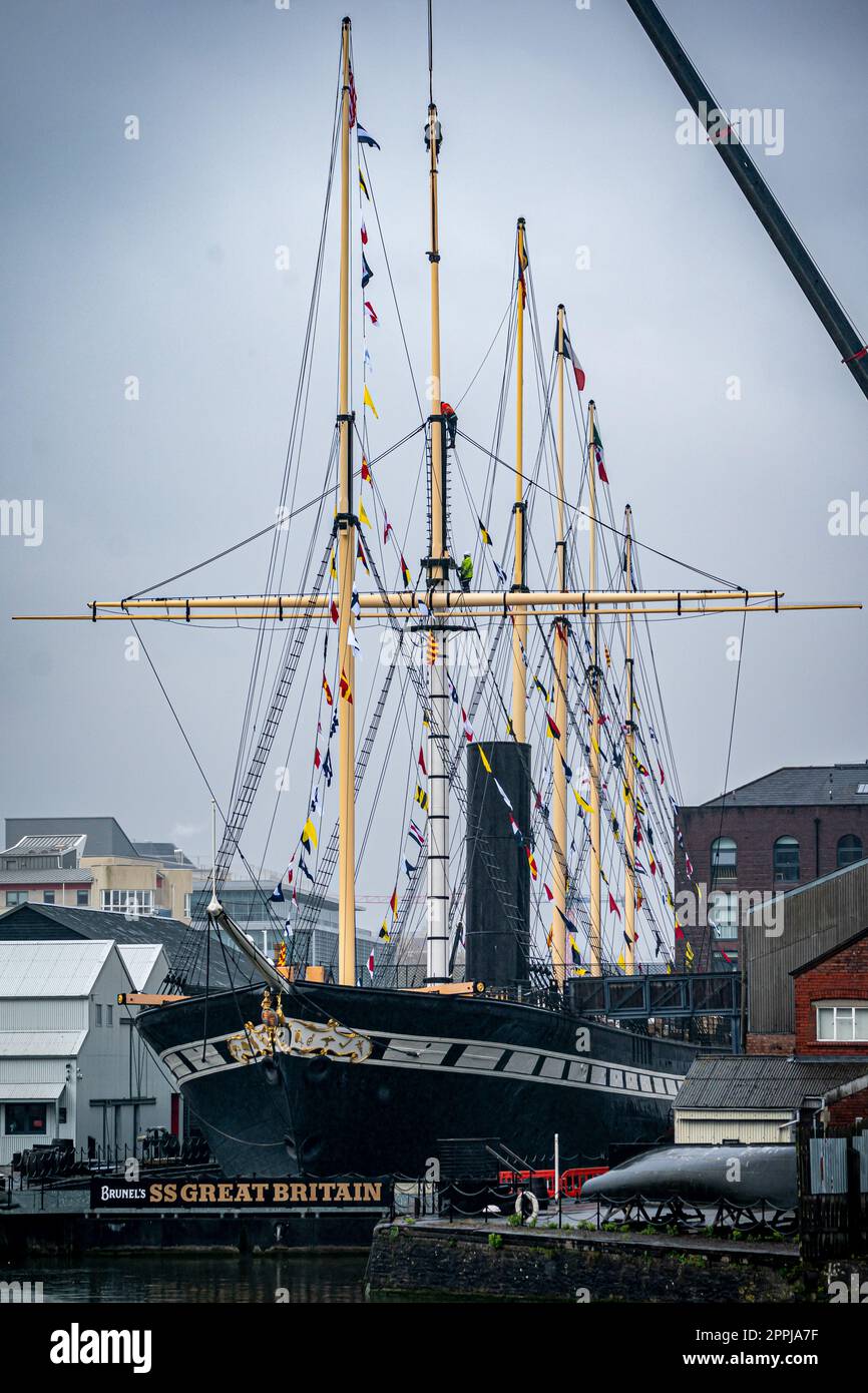 Engineers scale Brunel's SS Great Britain's mast number 2 as they work ...
