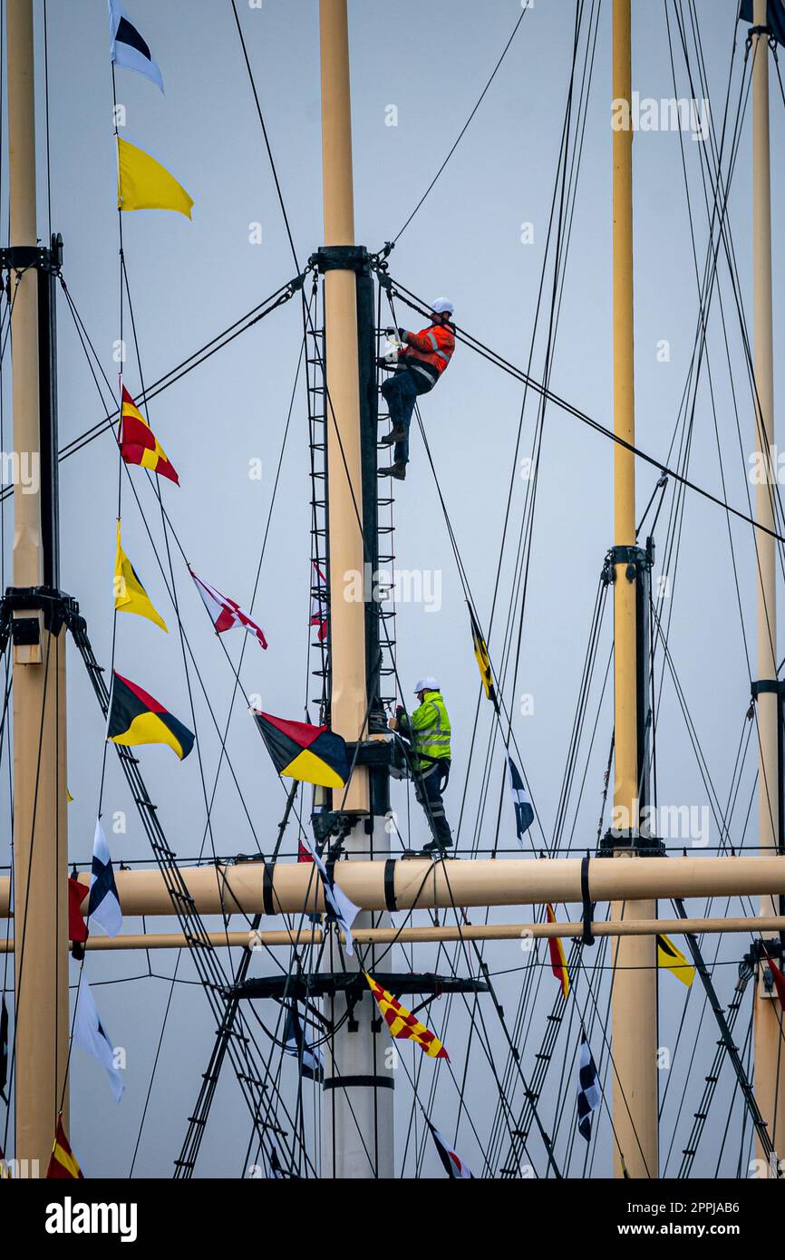 Engineers scale Brunel's SS Great Britain's mast number 2 as they work ...