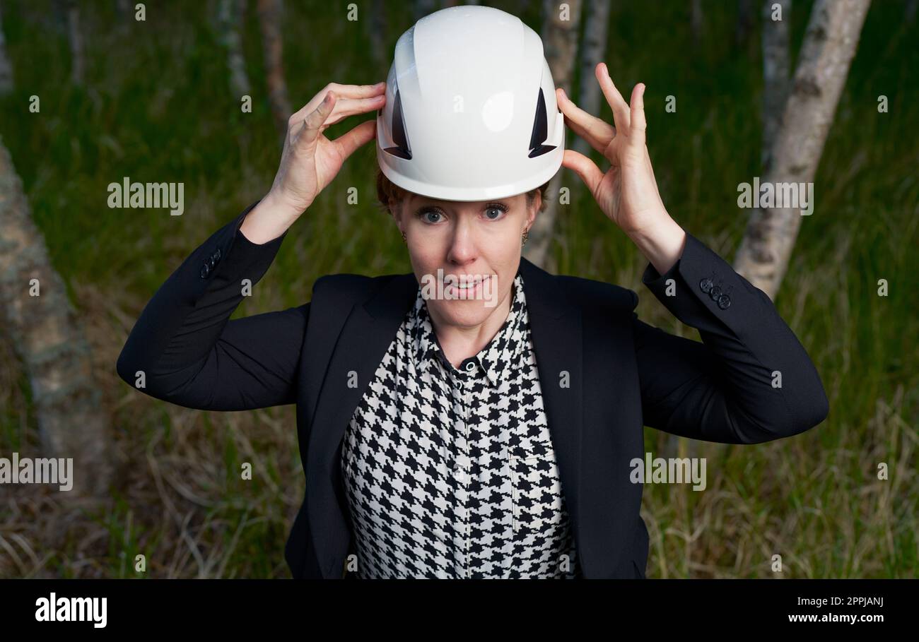 Female engineer lifting hard hi-res stock photography and images - Alamy