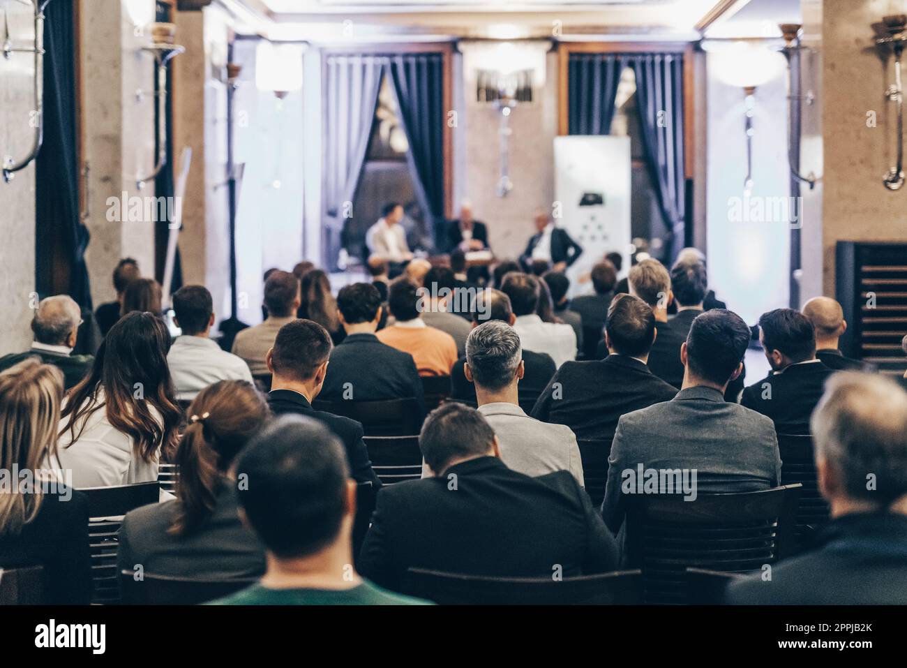 Round table discussion at business conference event Stock Photo - Alamy