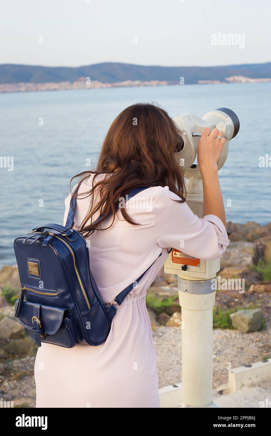 Girl looks through scope hi-res stock photography and images - Alamy