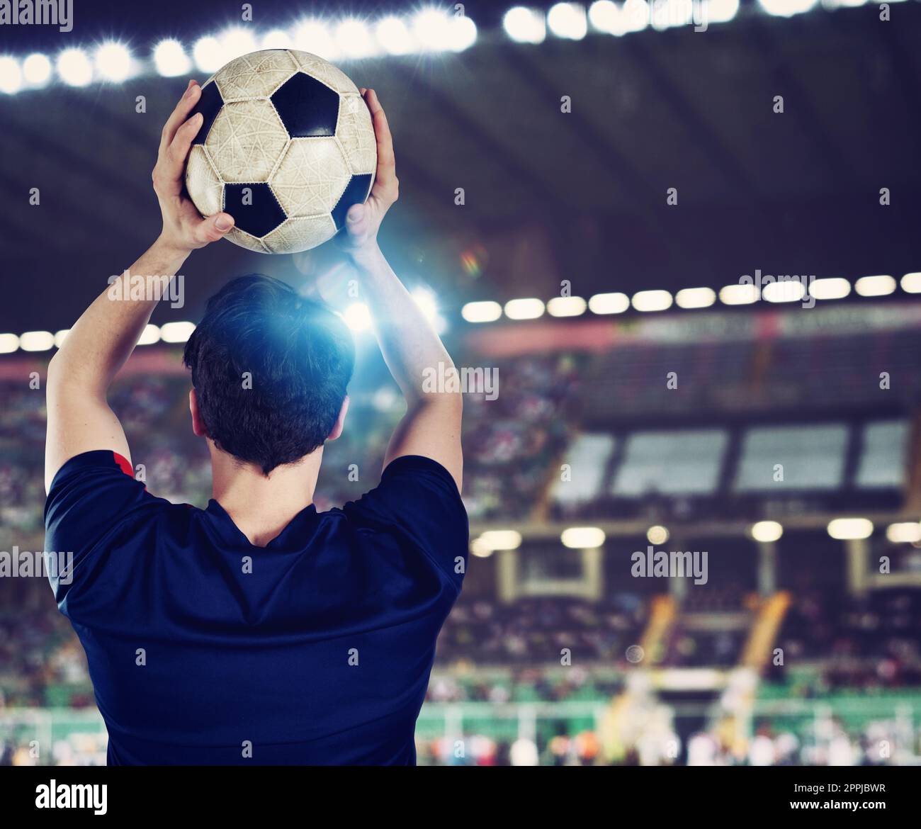 Defender soccer player hi-res stock photography and images - Alamy