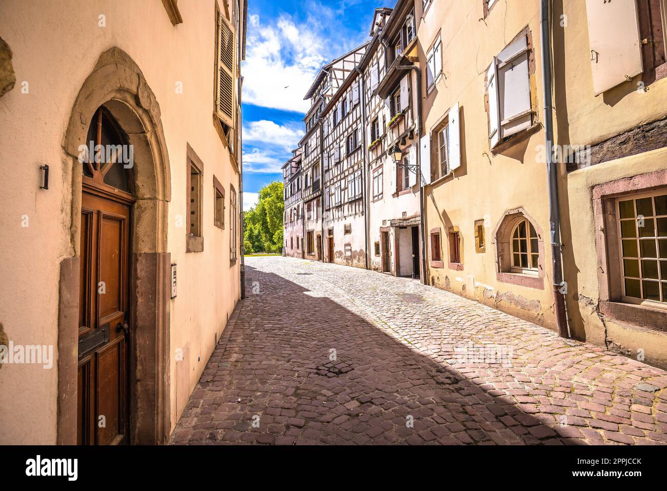 Historic town street view hi-res stock photography and images - Alamy