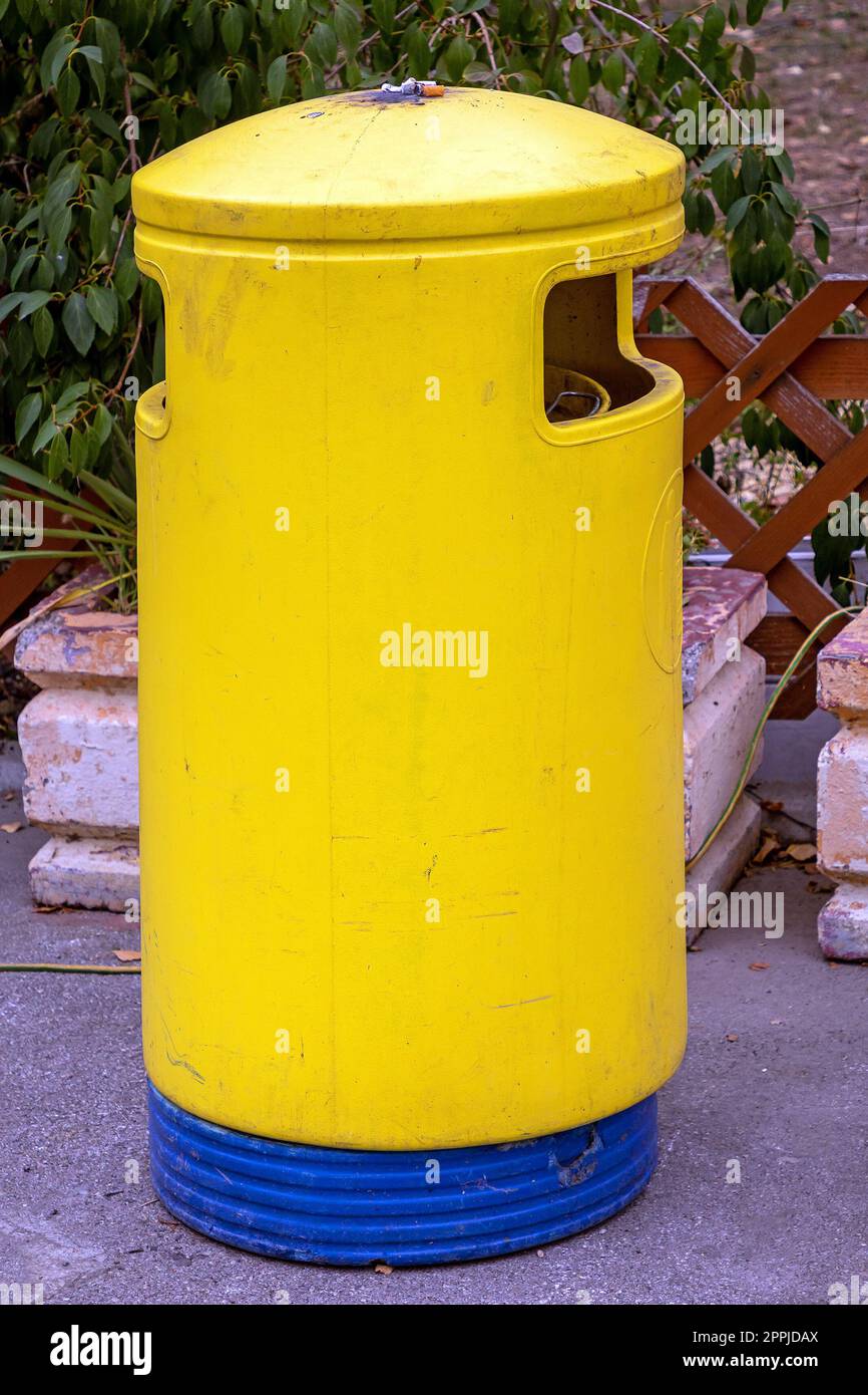 Trash can on street hi-res stock photography and images - Alamy