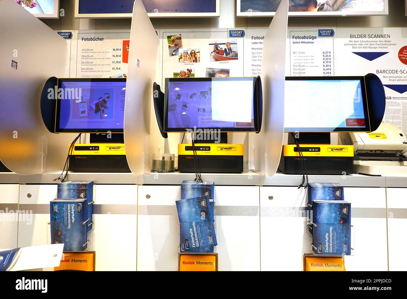 Kodak Foto Kiosk in einem DM-Drogeriemarkt Stock Photo - Alamy