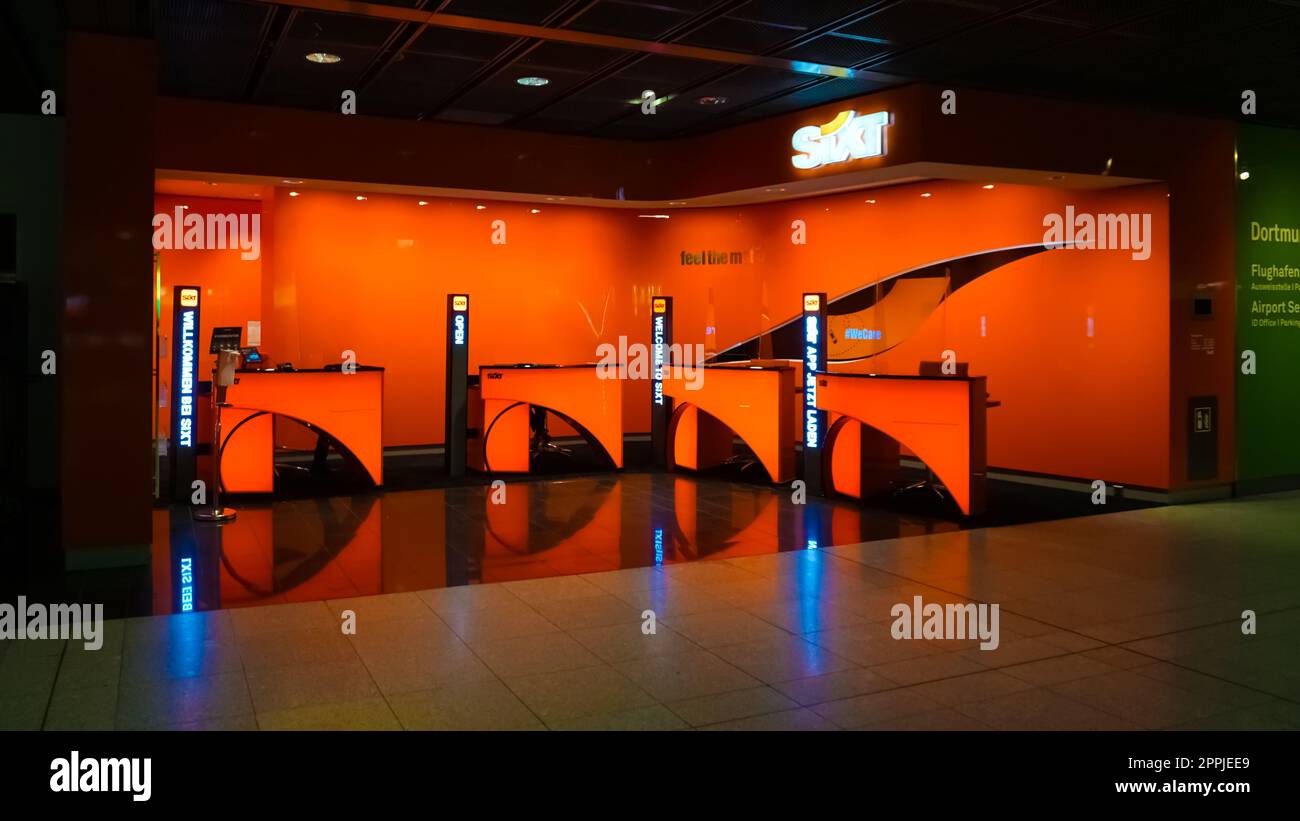 Airport customers hi-res stock photography and images - Alamy