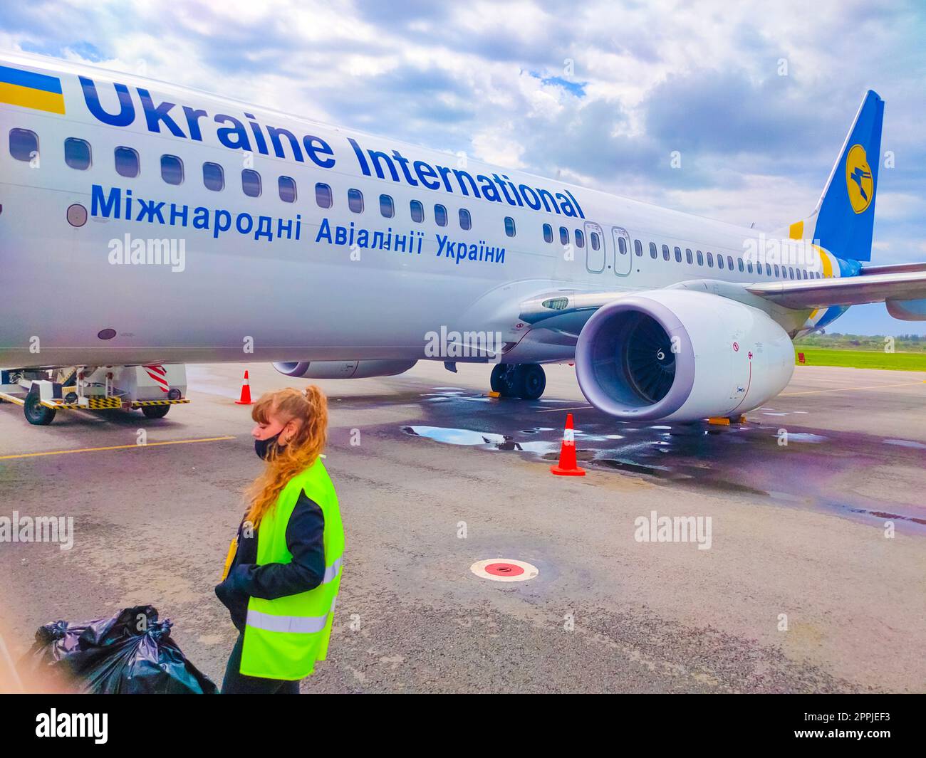Ukraine international boeing 737 aircraft hi-res stock photography and ...