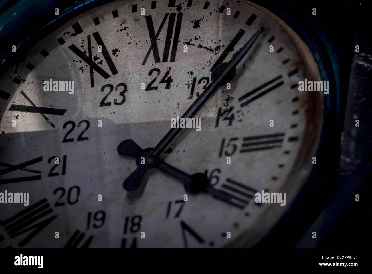 Five minutes past four hi-res stock photography and images - Alamy