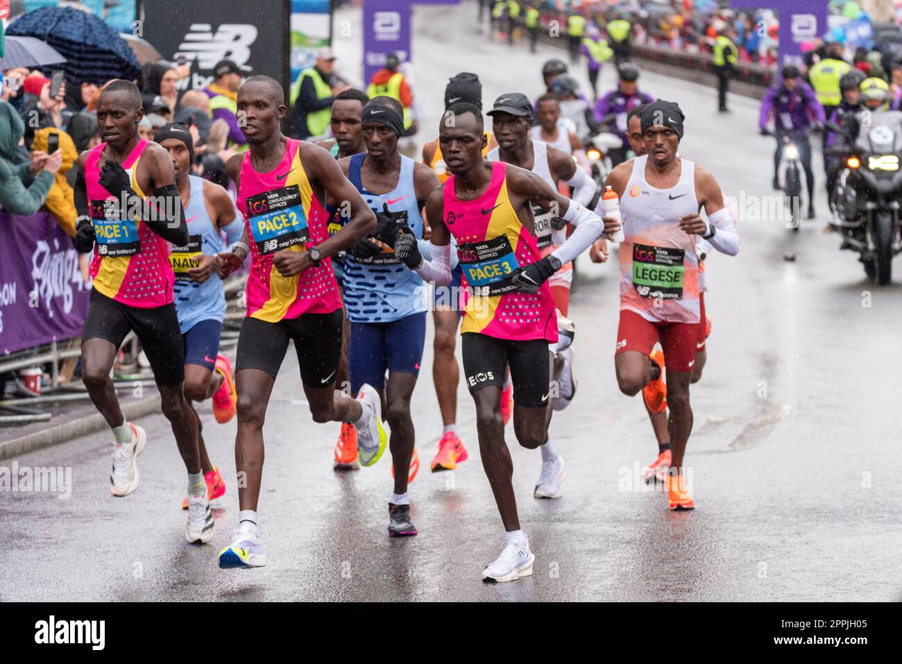 Leading elite men's race athletes competing in the TCS London Marathon ...