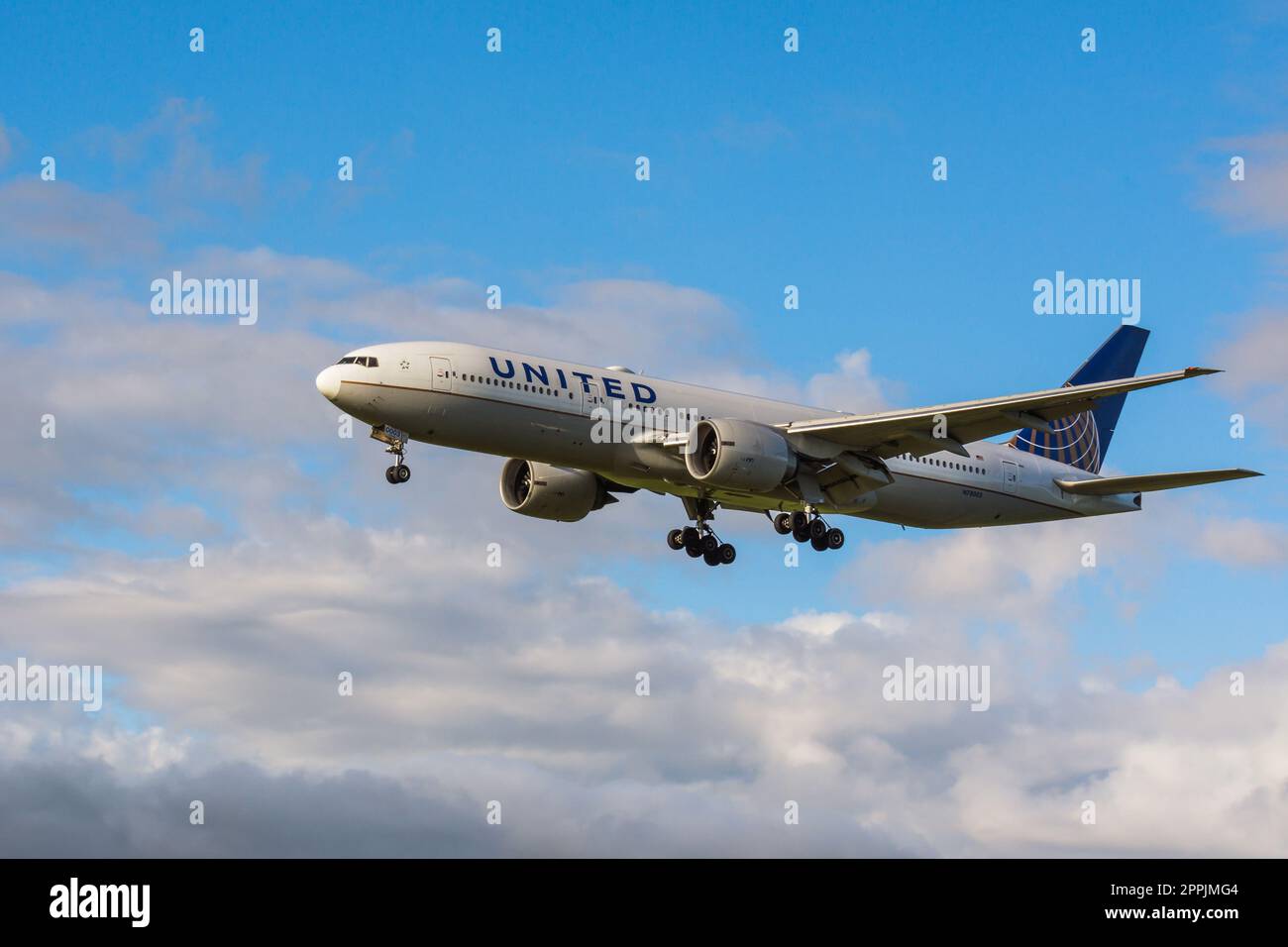 Commercial united airlines airplane flying hi-res stock photography and ...