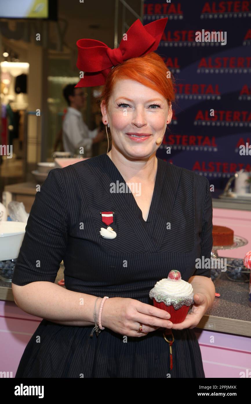 Enie Van De Meiklokjes Dekoriert Mit Gästen Torten Und Cup Cakes Im Aez