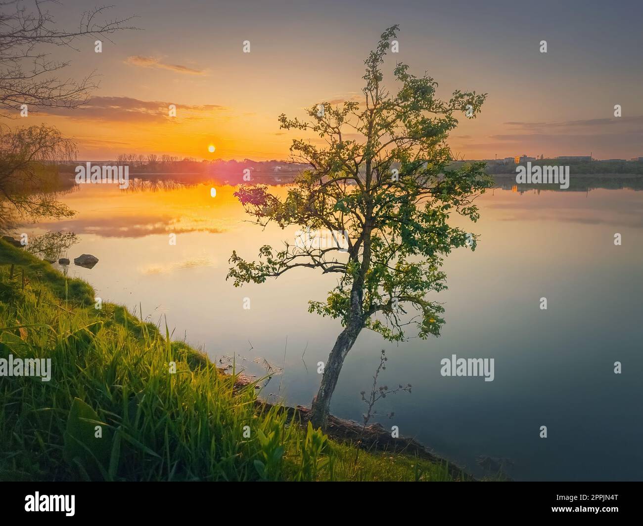 Sunset sky reflecting in water hi-res stock photography and images - Alamy