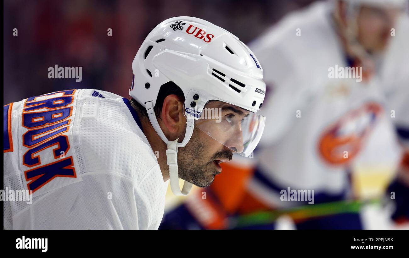 New York Islanders' Cal Clutterbuck (15) waits for a face-off against ...