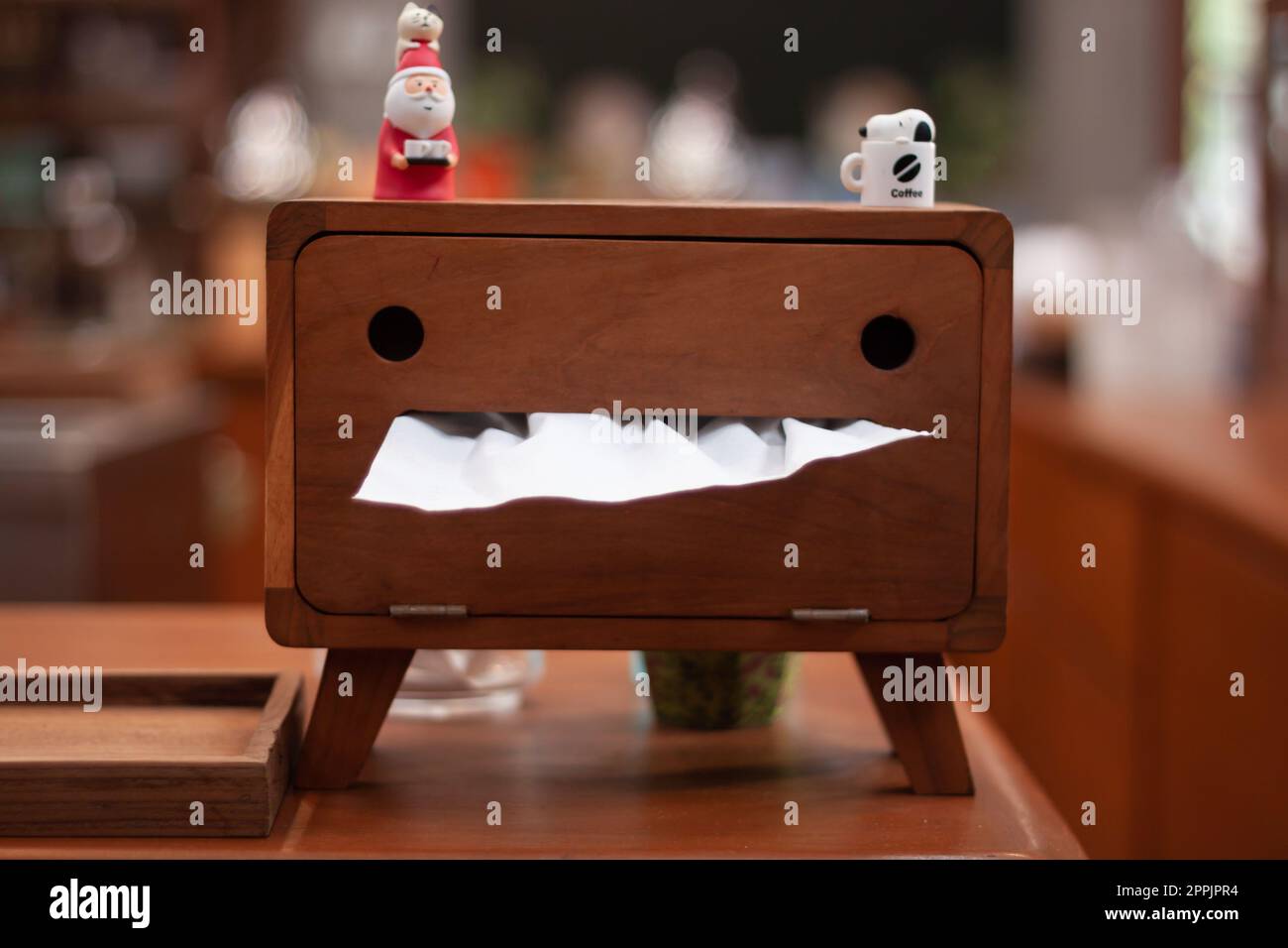 Wooden box of tissue paper Stock Photo - Alamy