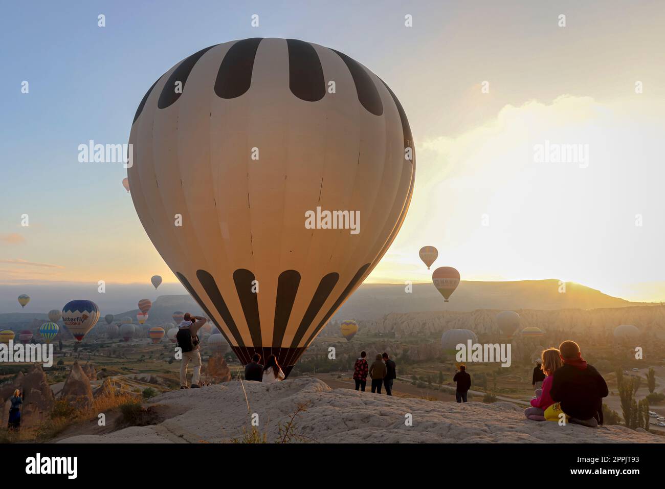 tourists watch the flight of hot air balloons Stock Photo - Alamy