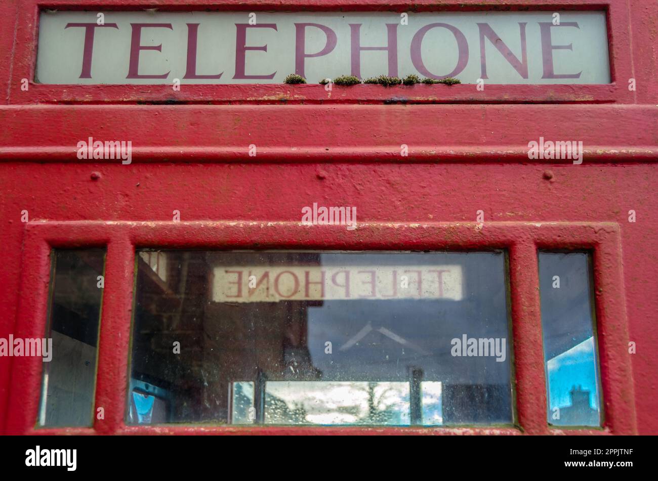 Famous red English phone booth Stock Photo - Alamy