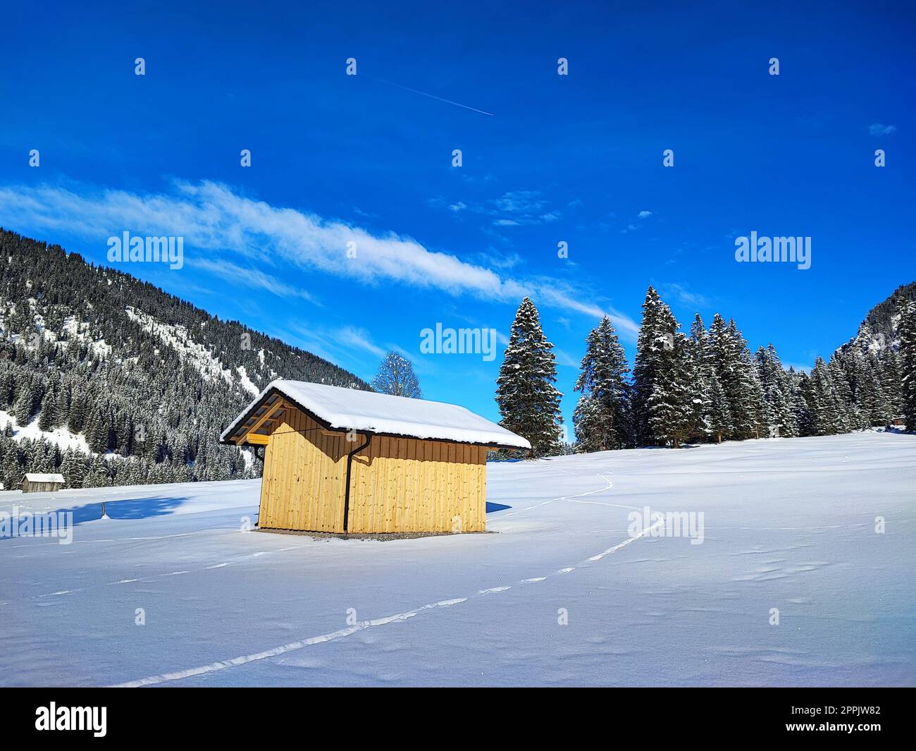 Hut the mountains hi-res stock photography and images - Alamy