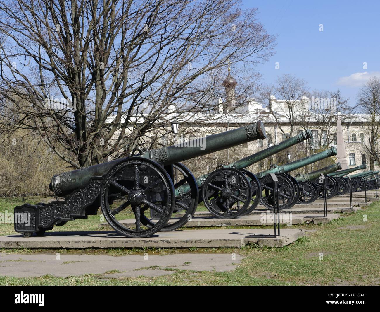 row of ancient bronze cannons Stock Photo - Alamy