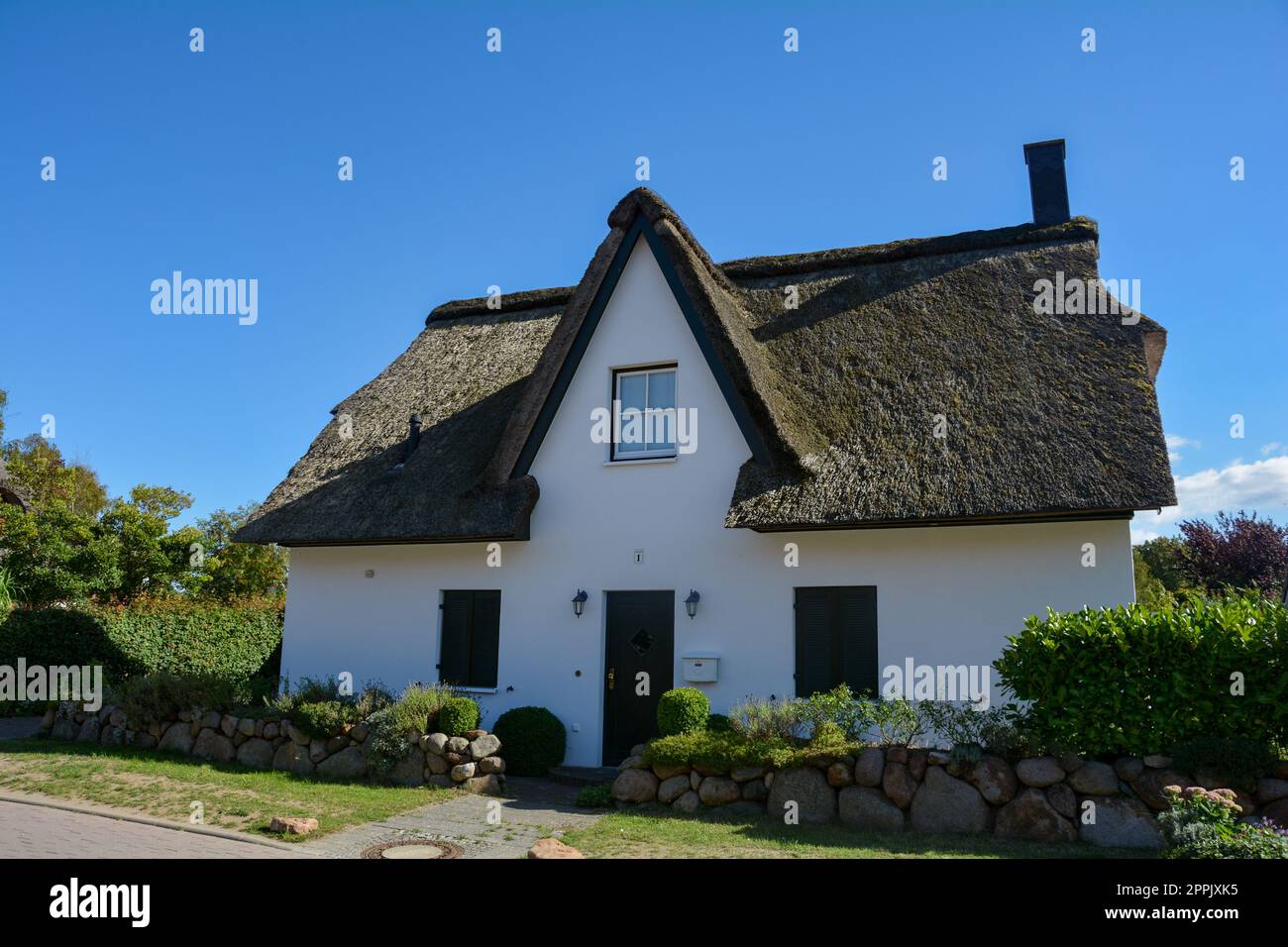 House with thatched roof Stock Photo - Alamy