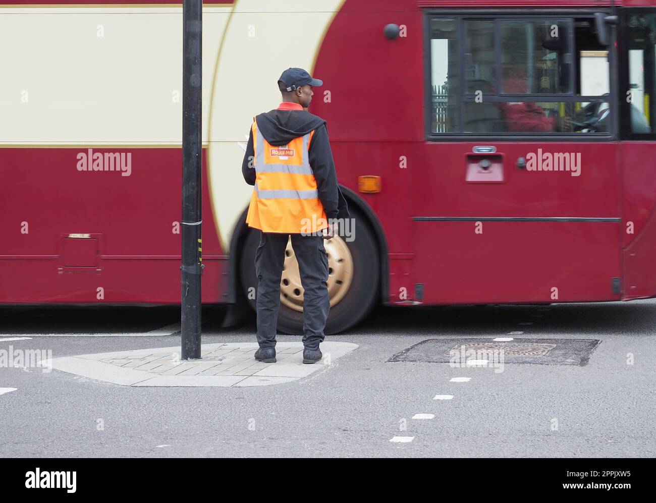 Royal mail postman london hi-res stock photography and images - Alamy