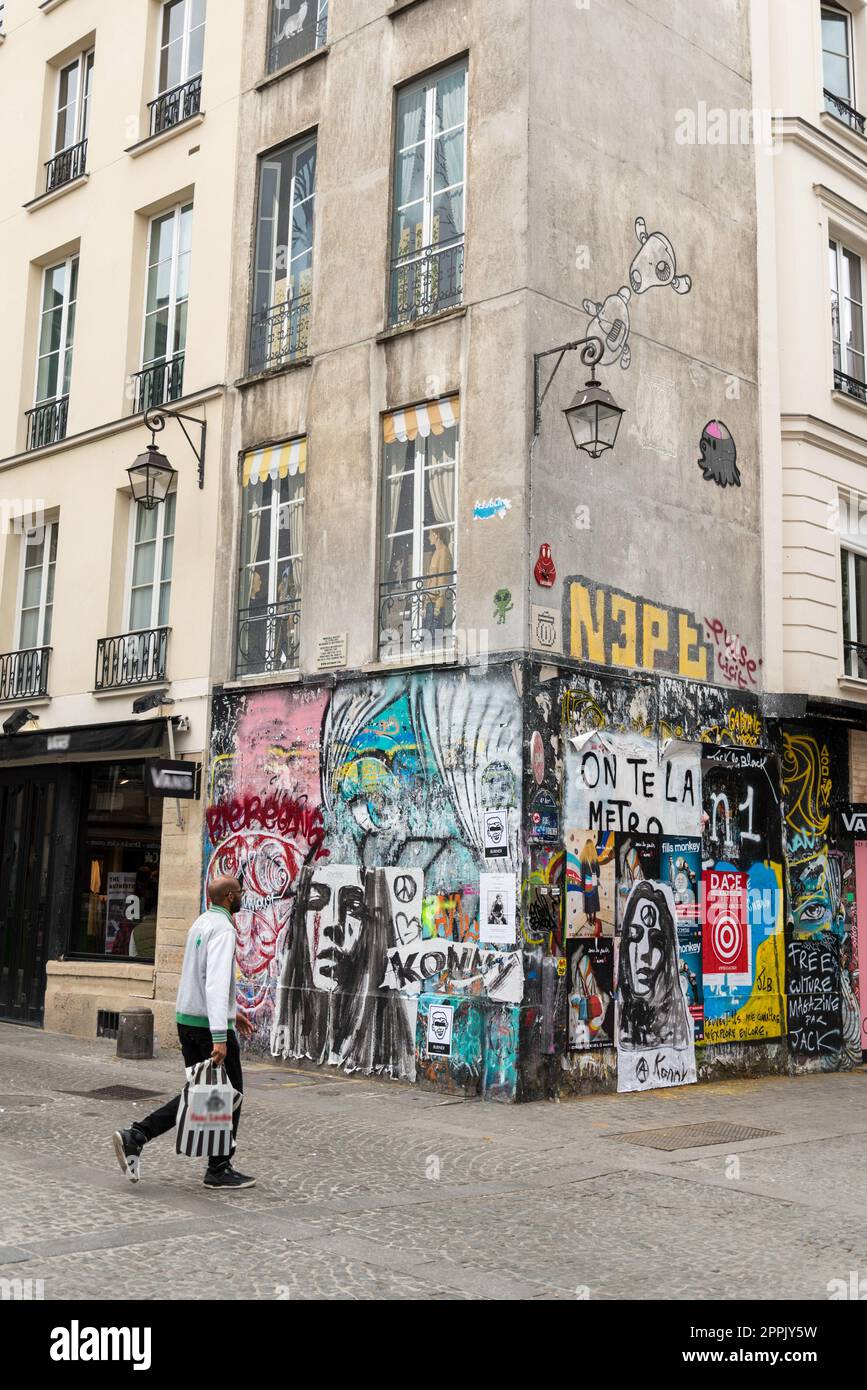Street art graphiti at a building in Paris Stock Photo - Alamy