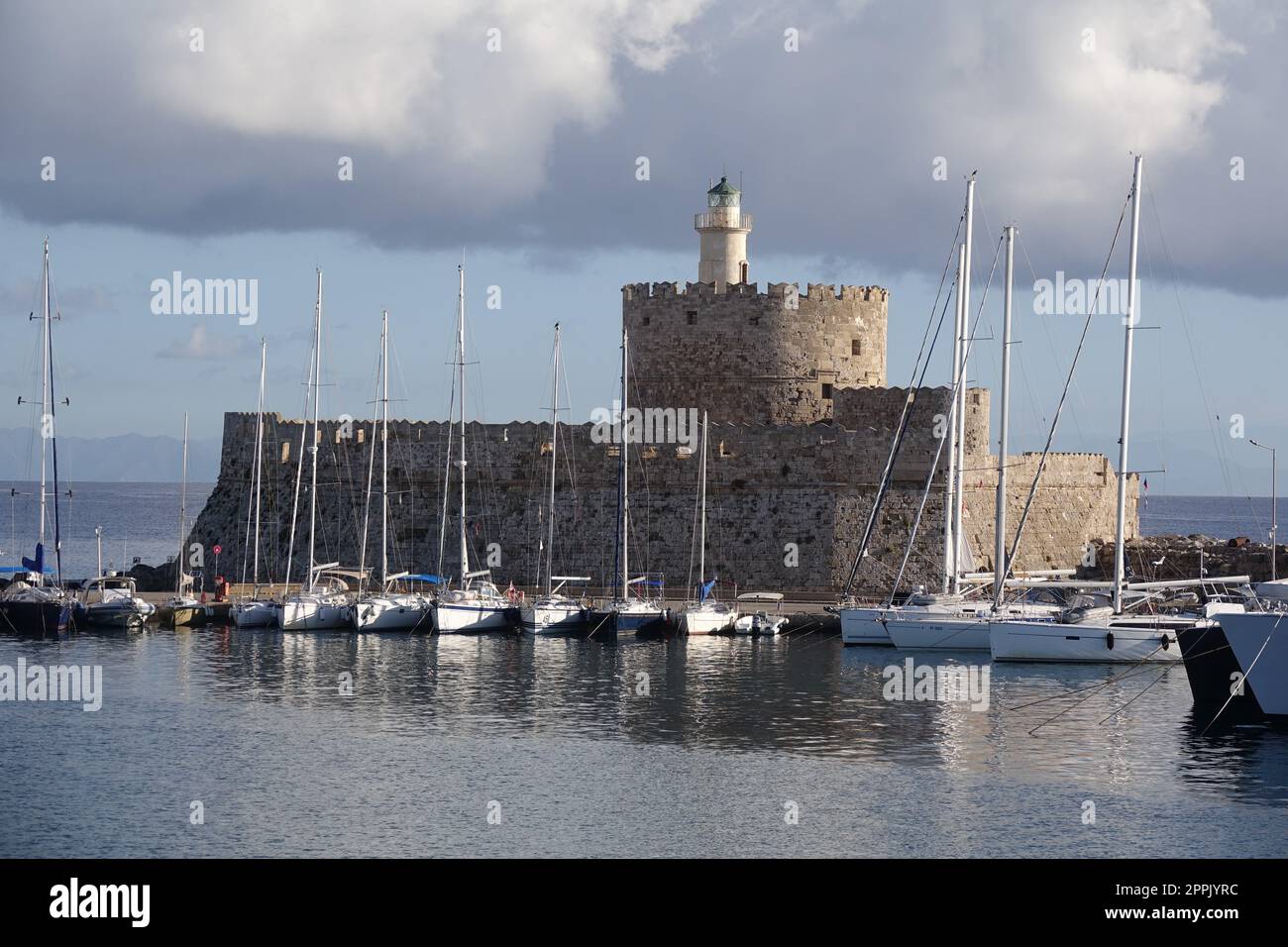 Leuchtturm im Mandraki-Hafen in Rhodos Stadt Stock Photo - Alamy
