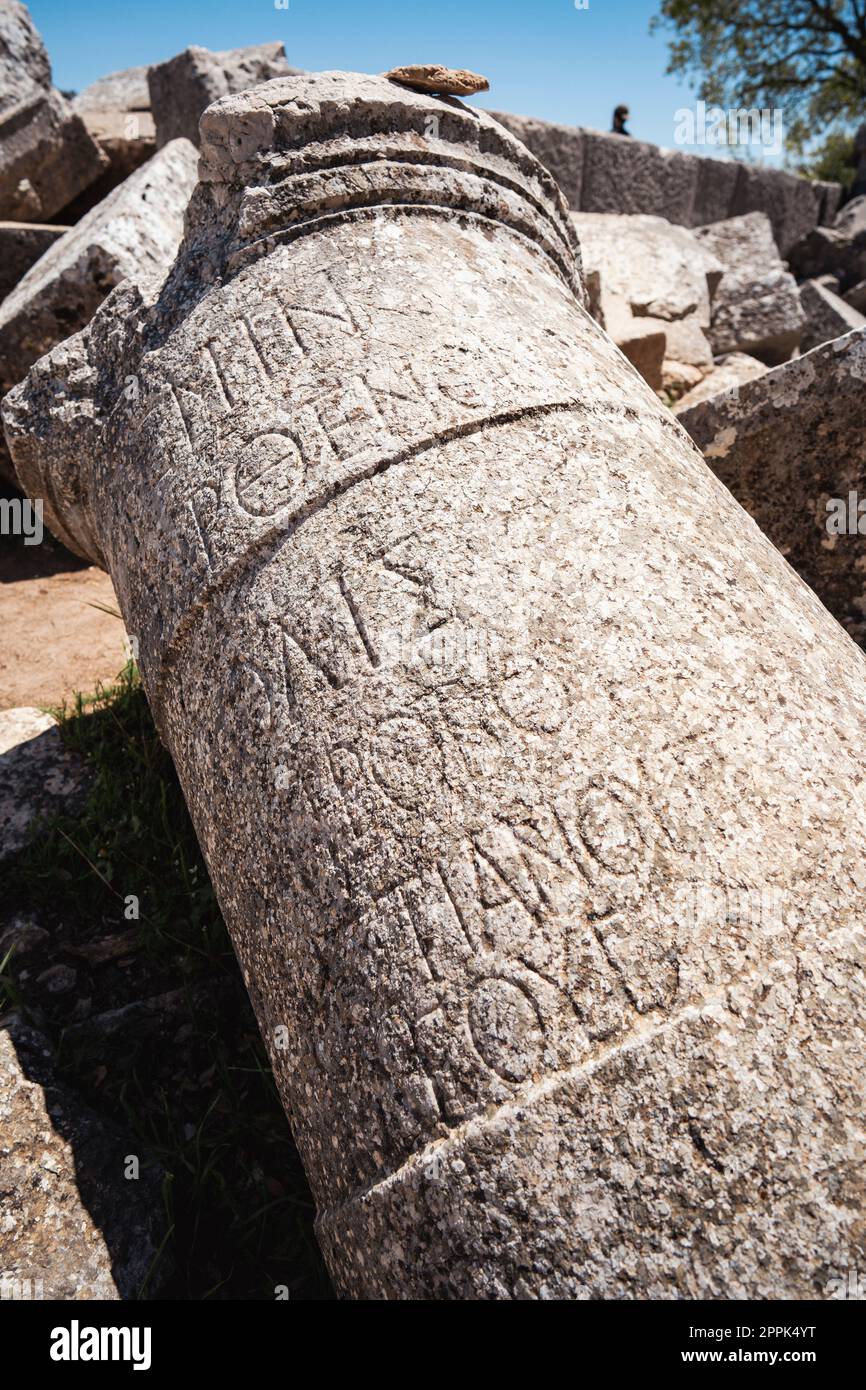 Broken classic ancient column Stock Photo - Alamy