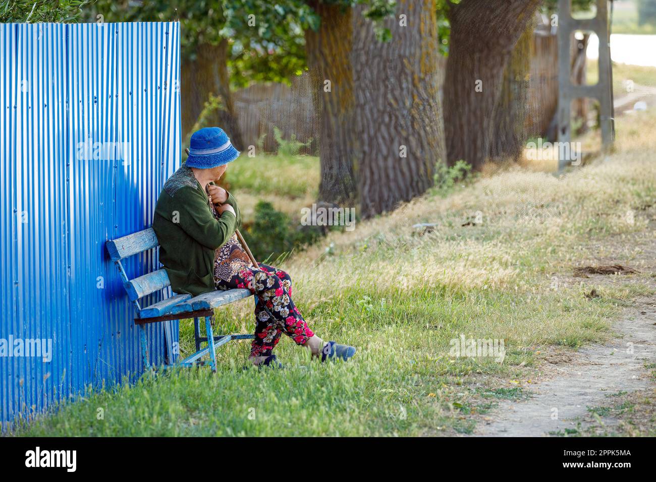 Old woman waiting hi-res stock photography and images - Alamy