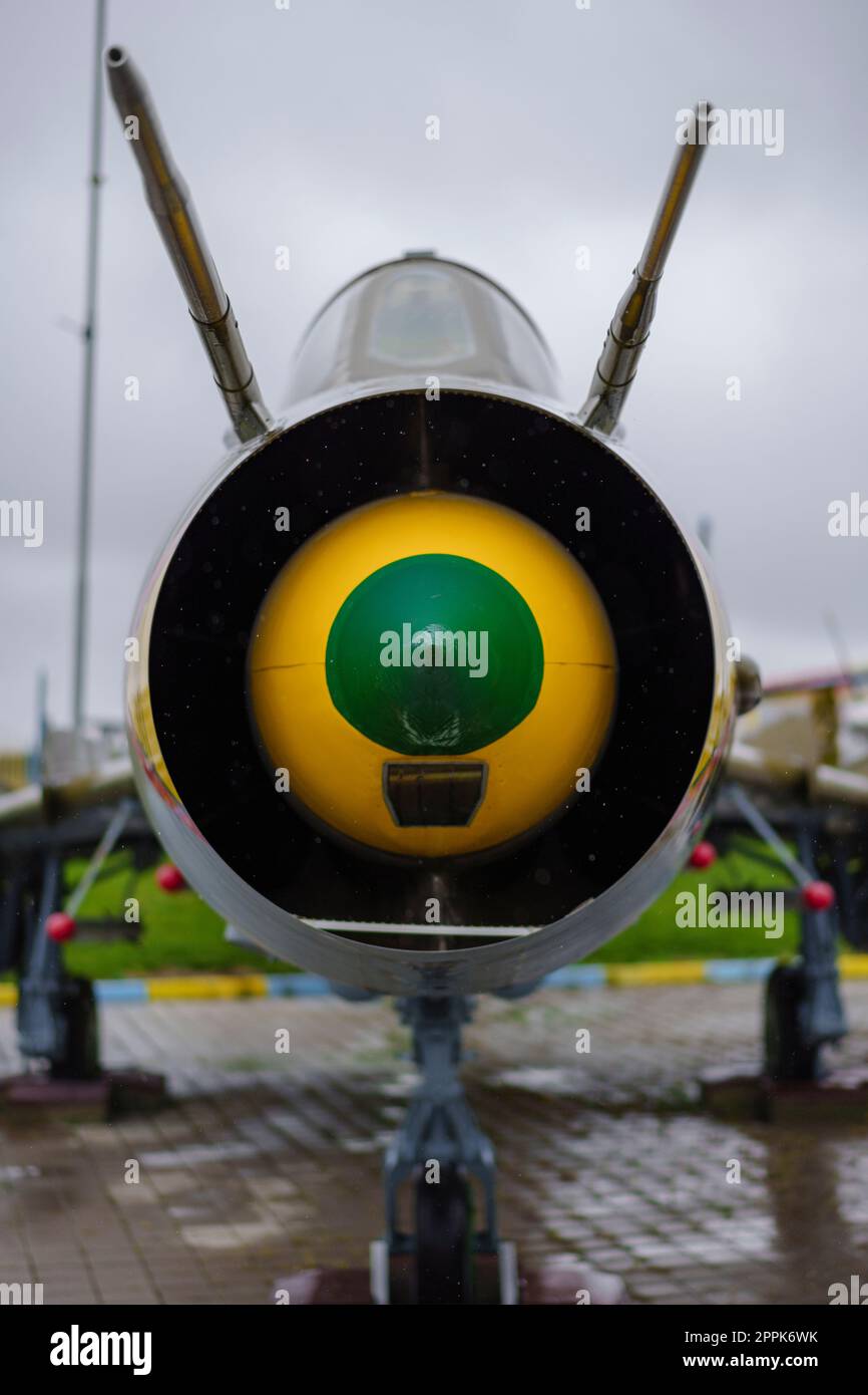 Stationary military fighter jet Stock Photo - Alamy