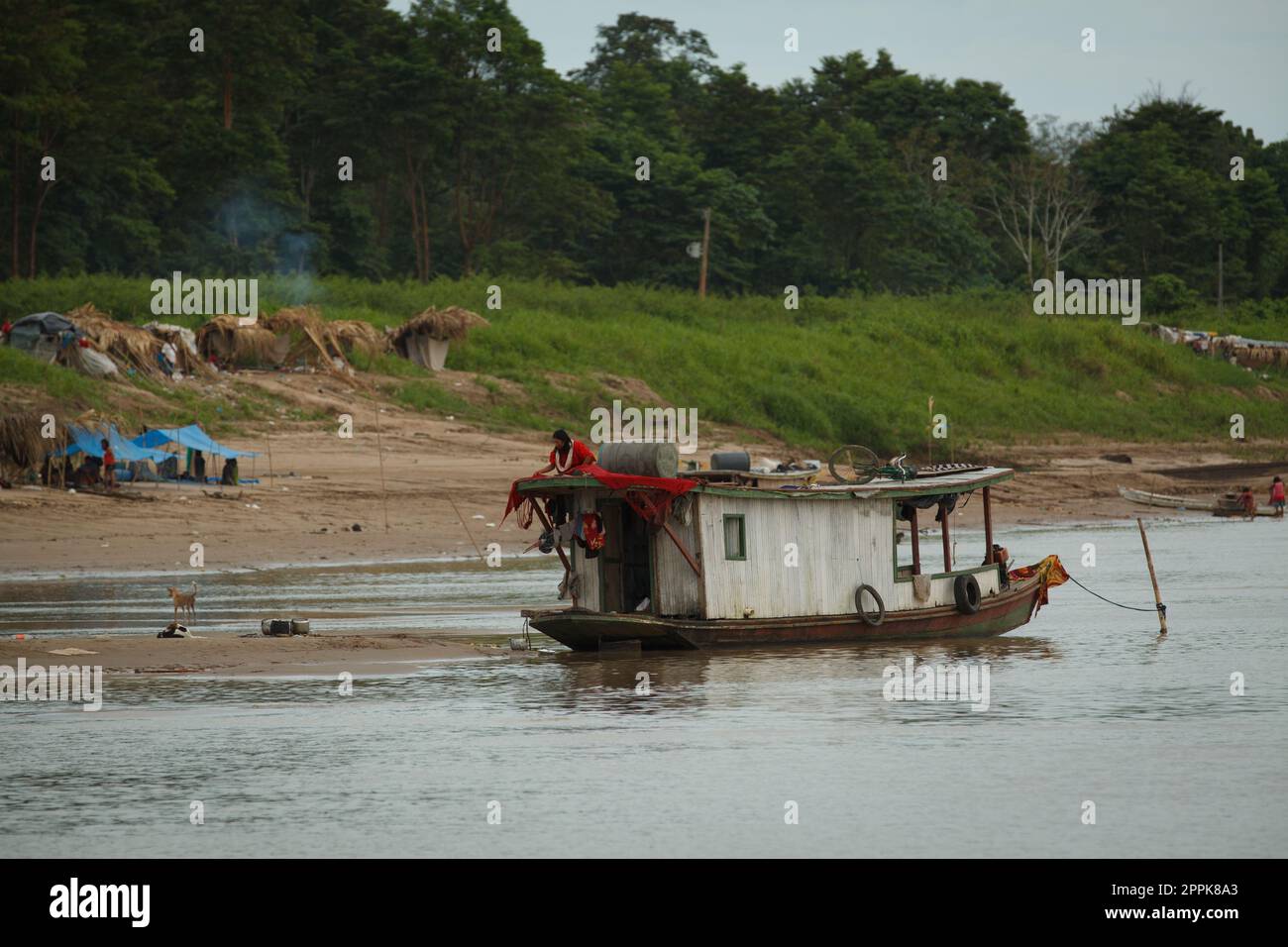 Houseboat on the amazon Stock Photo - Alamy