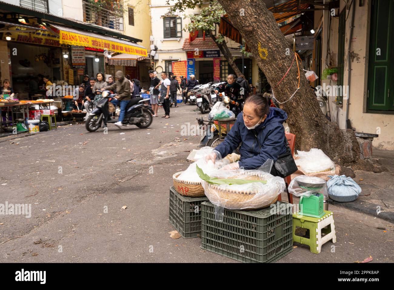 Vendors sell fruits vegetables hi-res stock photography and images - Alamy