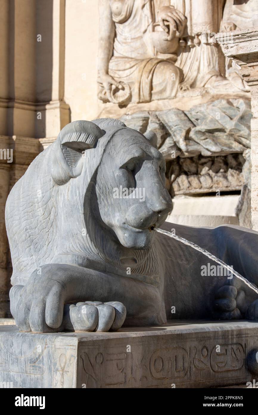 Statue of lion at 16th century Fountain of Moses (Fontana dell'Acqua ...