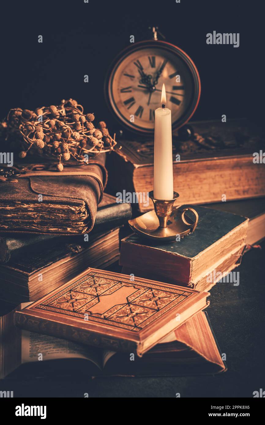 Candle clock hi-res stock photography and images - Alamy