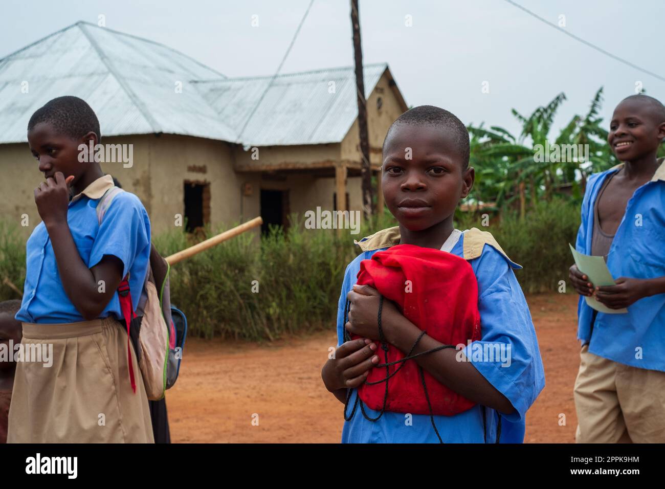 Children coming from school africa hi-res stock photography and images ...