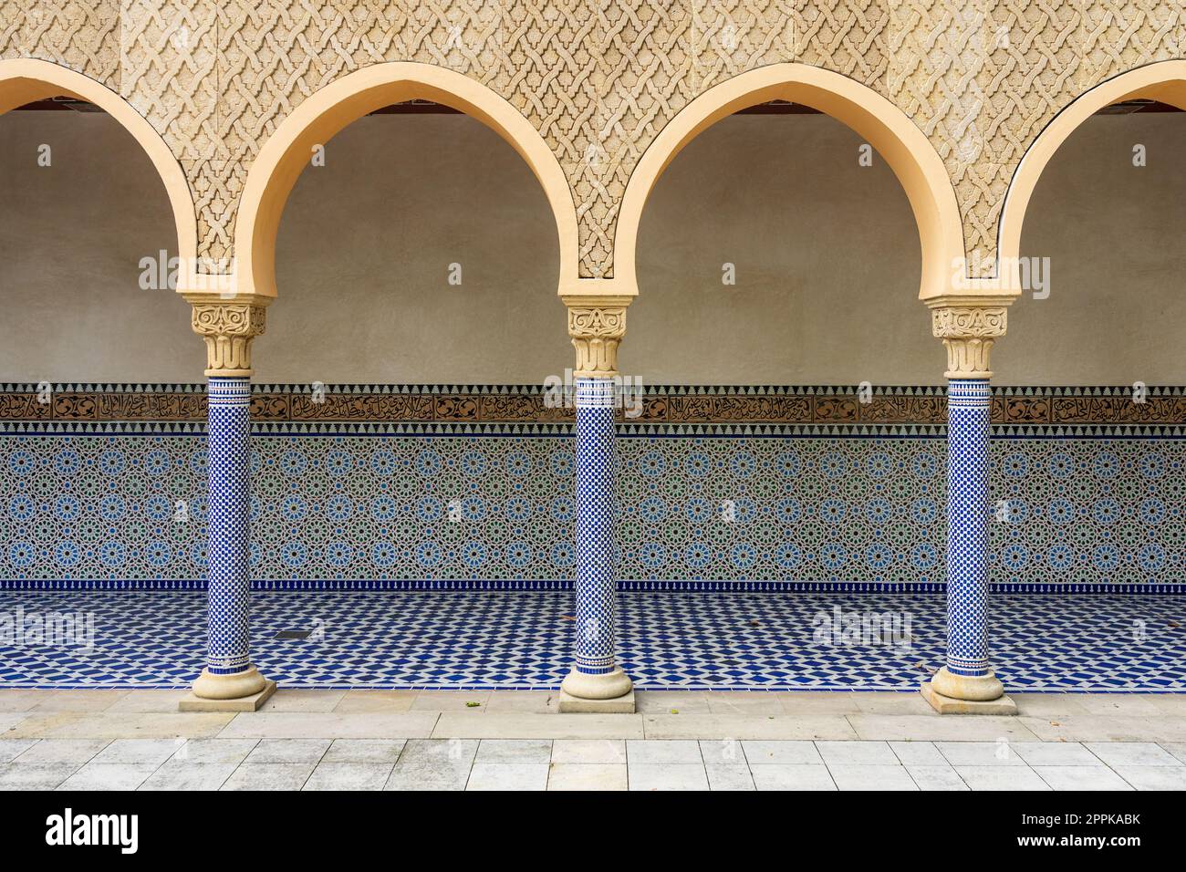 Moroccan courtyard hi-res stock photography and images - Alamy