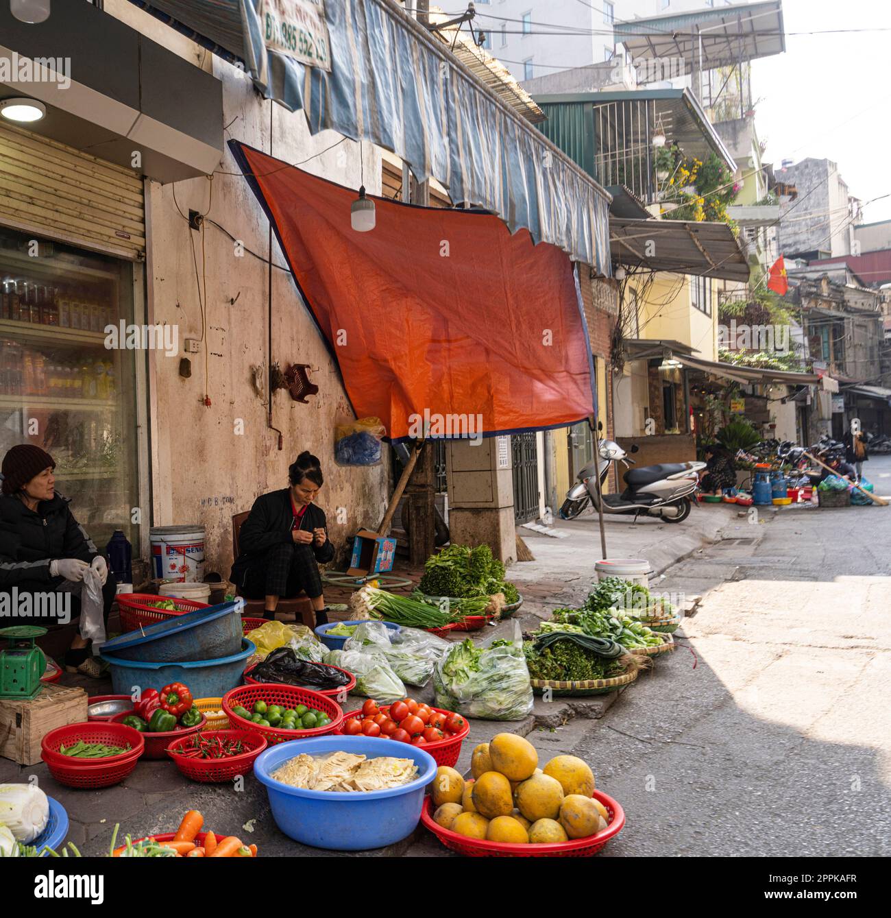 Street food market in Hanoi, Vietnam Stock Photo - Alamy
