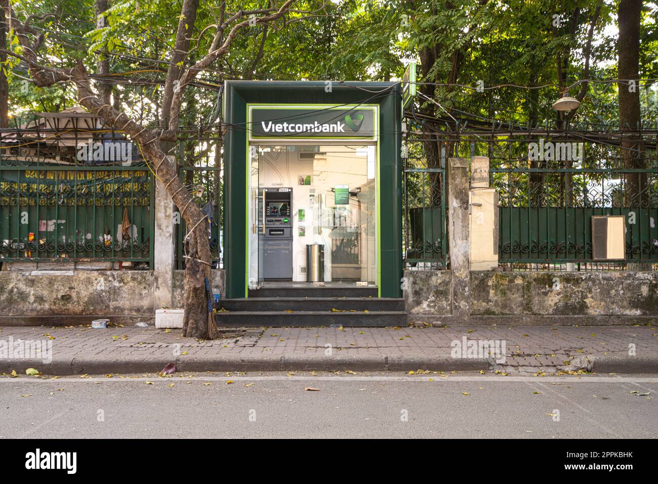 Bank building atm outside hi-res stock photography and images - Alamy