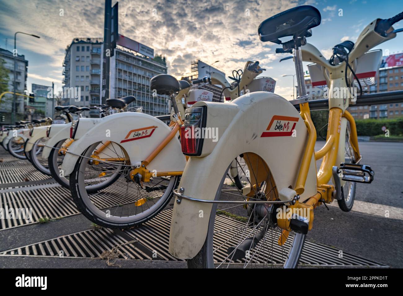 Time lapse milano hi-res stock photography and images - Alamy
