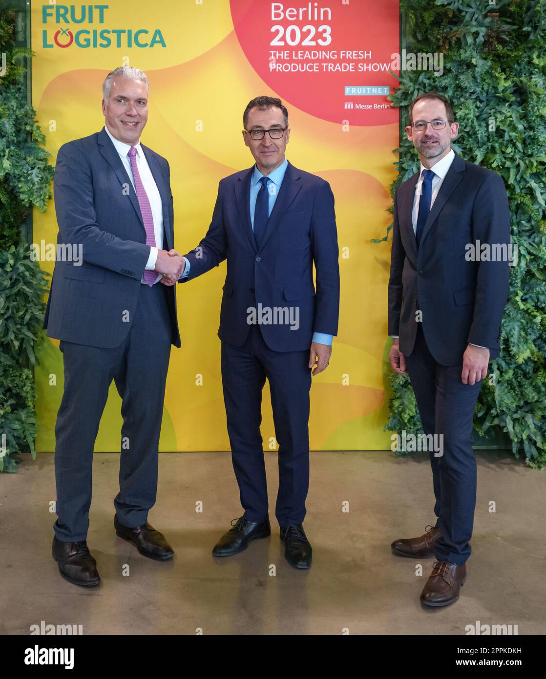 Round Tour FRUIT LOGISTICA 2023, Dirk Hoffmann, Managing Director Messe Berlin GmbH Cem Ã–zdemir ...