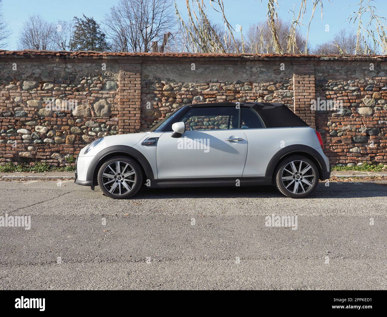 White mini cooper hi-res stock photography and images - Alamy