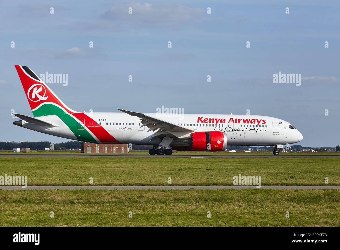 Boeing 787 dreamliner side view hi-res stock photography and images - Alamy